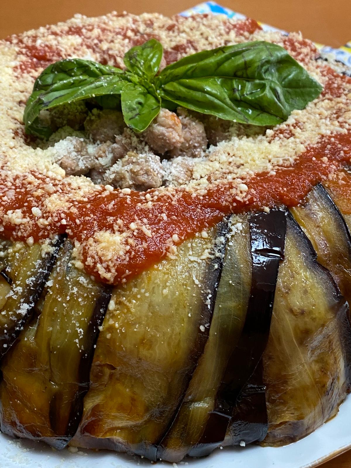 Timballo di pasta napoletano con melanzane. - Il cibo divino di Antonella.