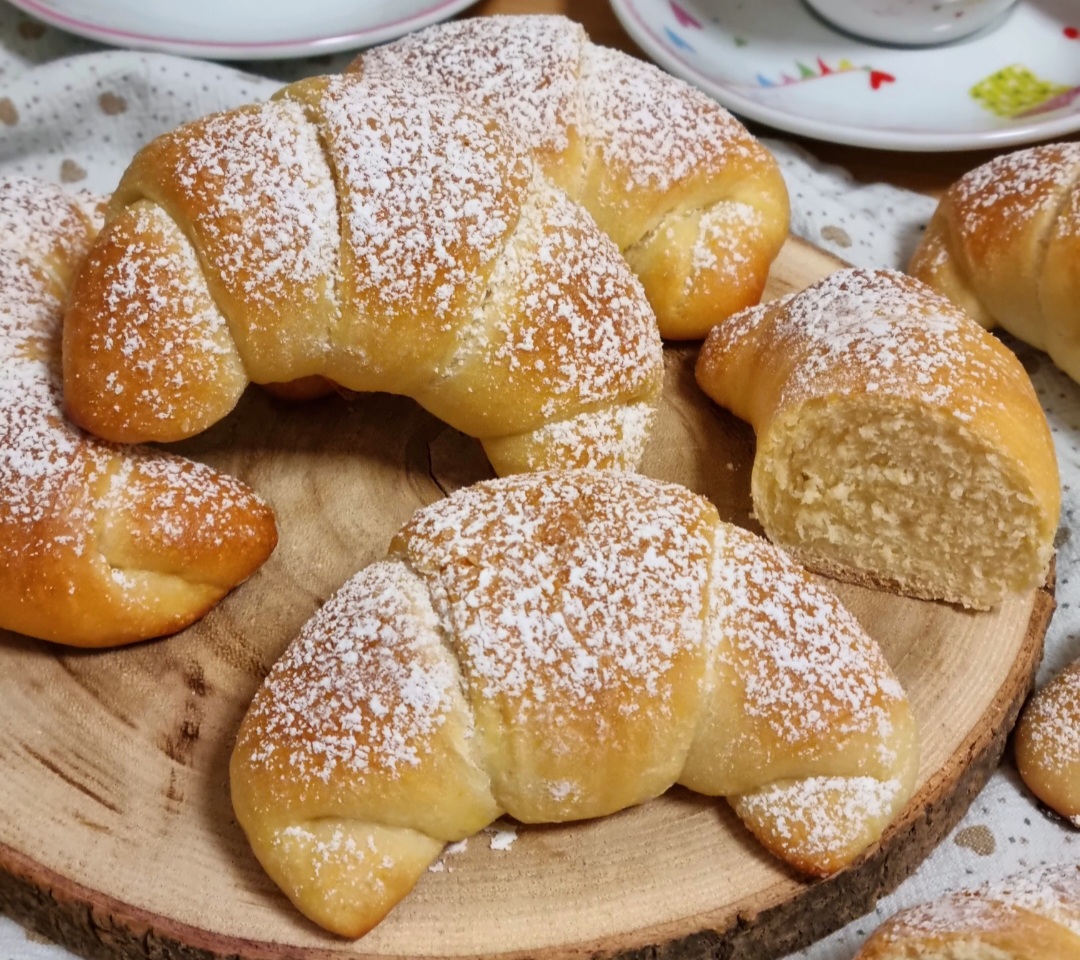 CORNETTI BRIOCHE SOFFICI E FACILI: dolce ricetta fatta in casa ...