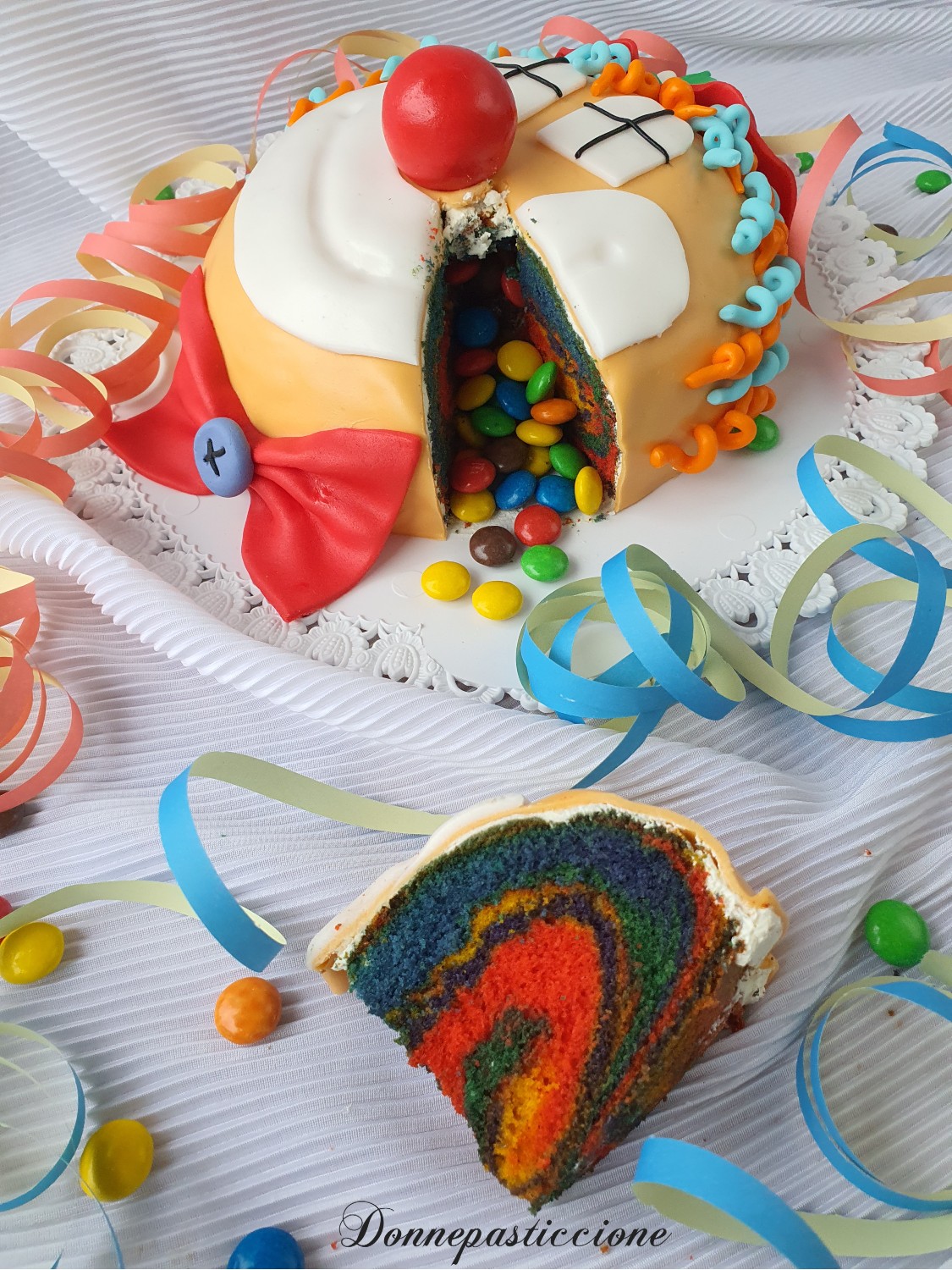 Torta clown in pasta di zucchero con sorpresa - Donnepasticcione