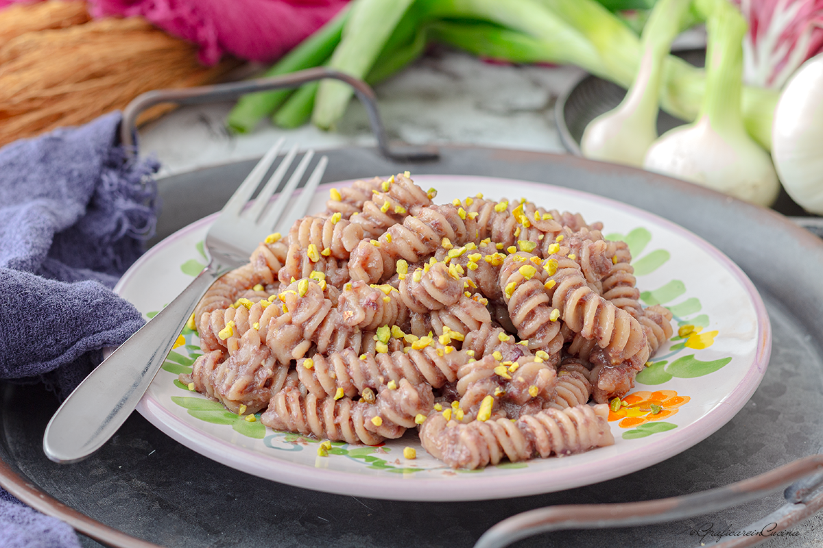 Pasta con radicchio e pistacchi - Graficare in Cucina