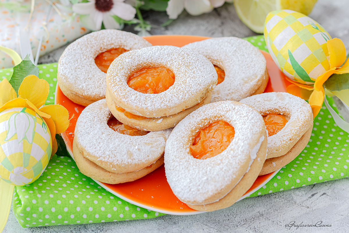 Biscotti di Pasqua a forma di uovo con confettura - Graficare in Cucina