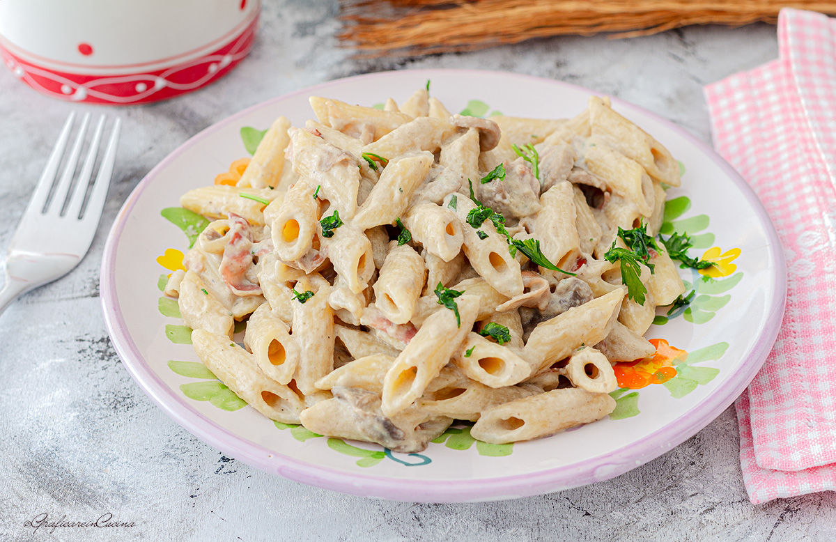 Pasta con crema di funghi Speck e panna - Graficare in Cucina