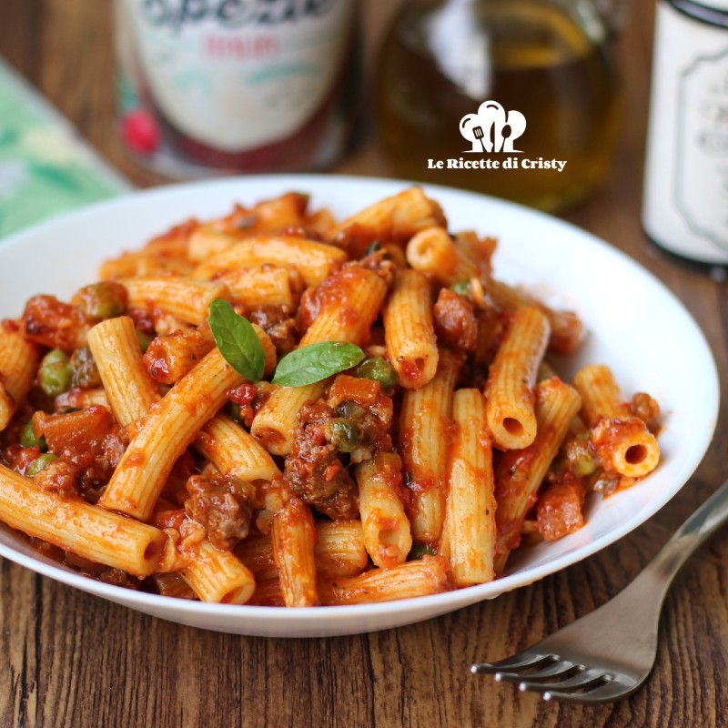 Pasta al ragù con piselli Pasta al ragù con piselli