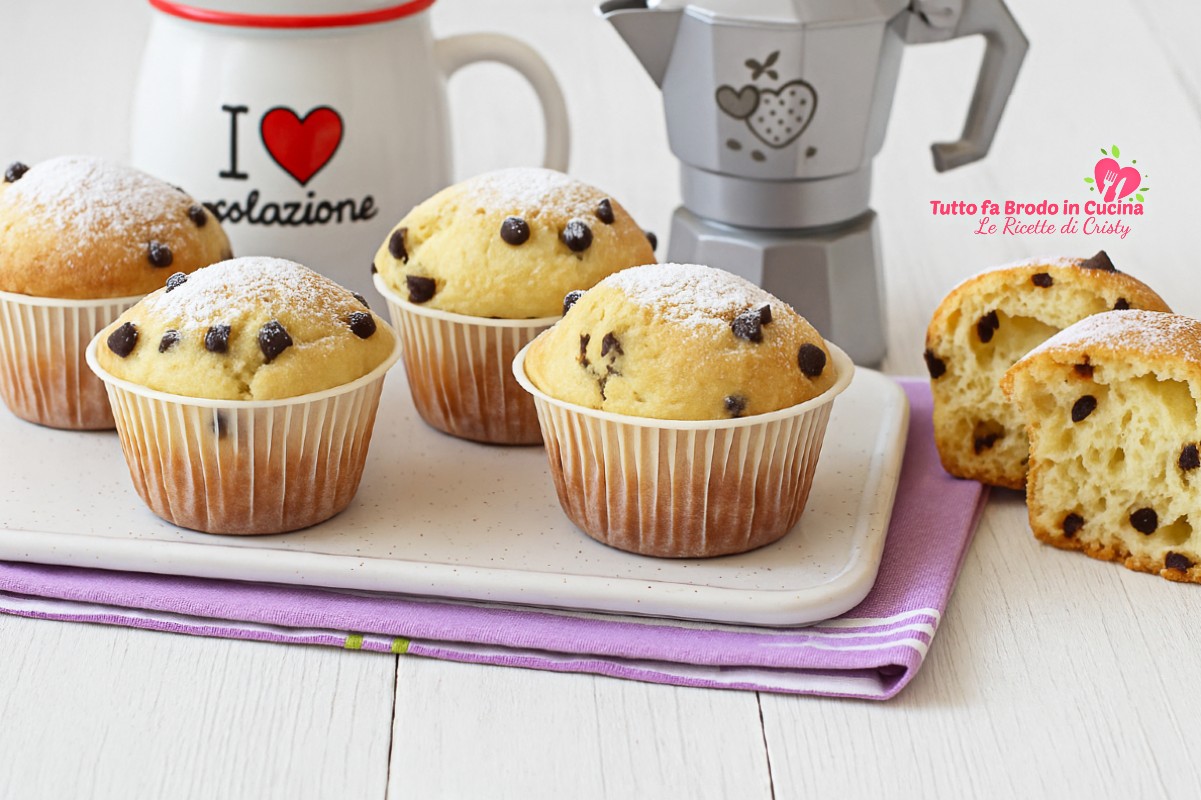 Muffin allo Yogurt Greco con gocce di cioccolato, soffici e leggeri ...