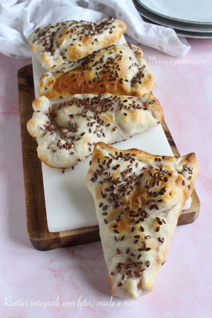 Rustici integrali con feta, miele e noci