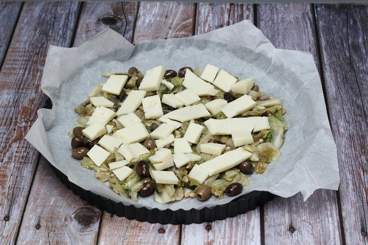 Torta rovesciata con scarola e formaggio