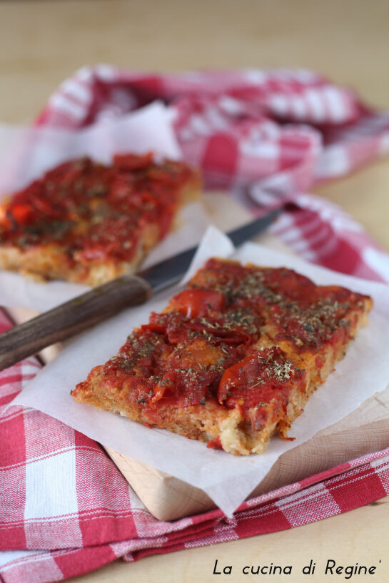 Pizza di pane con pomodorini (ricetta del riciclo) - La cucina di Reginé