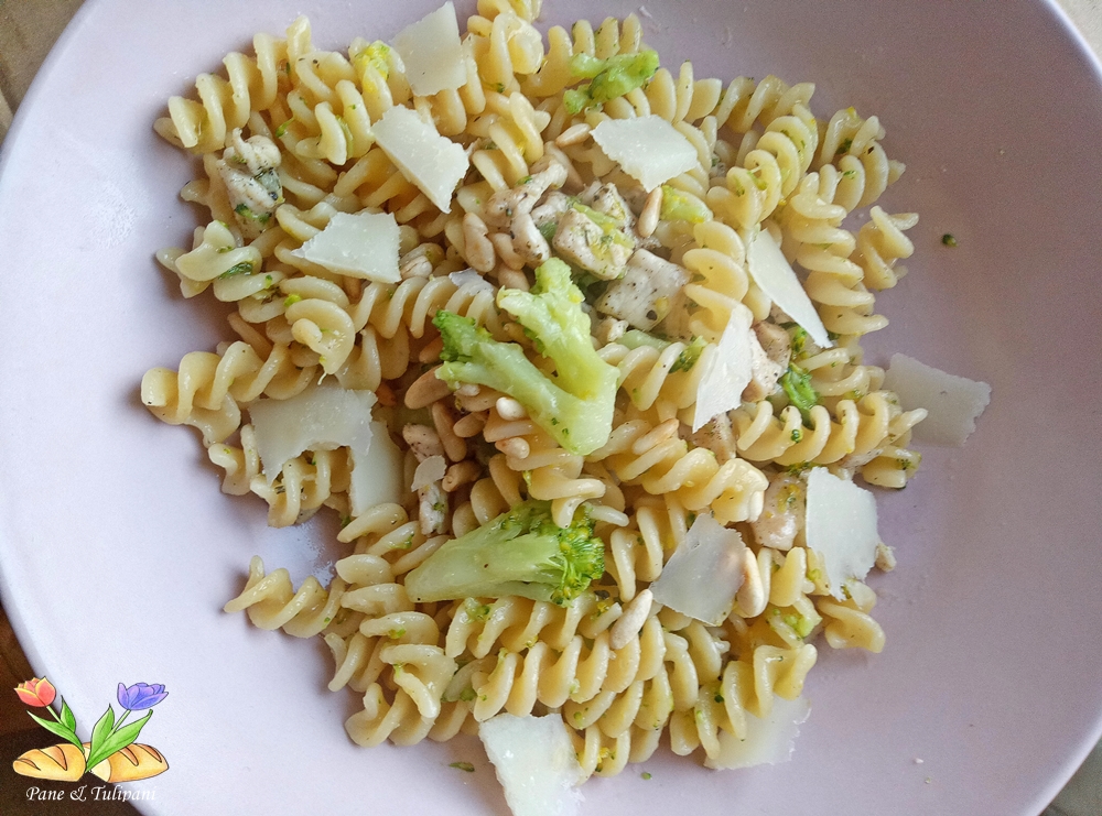 Fusilli con broccoli pollo e pinoli - Pane & Tulipani